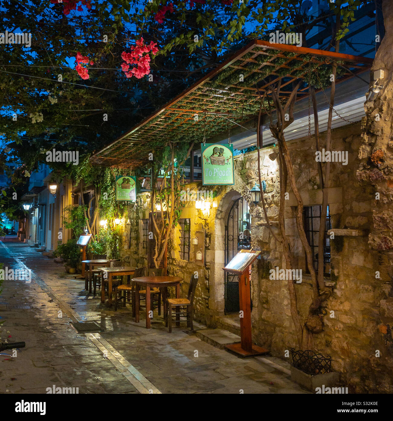Greek sidewalk cafe hi-res stock photography and images - Alamy