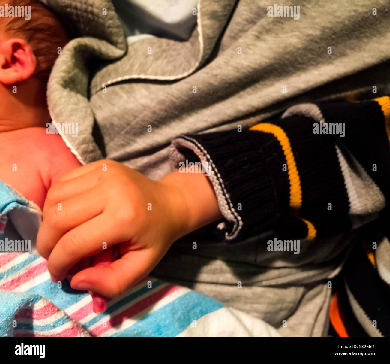 Grabs hands hi-res stock photography and images - Alamy