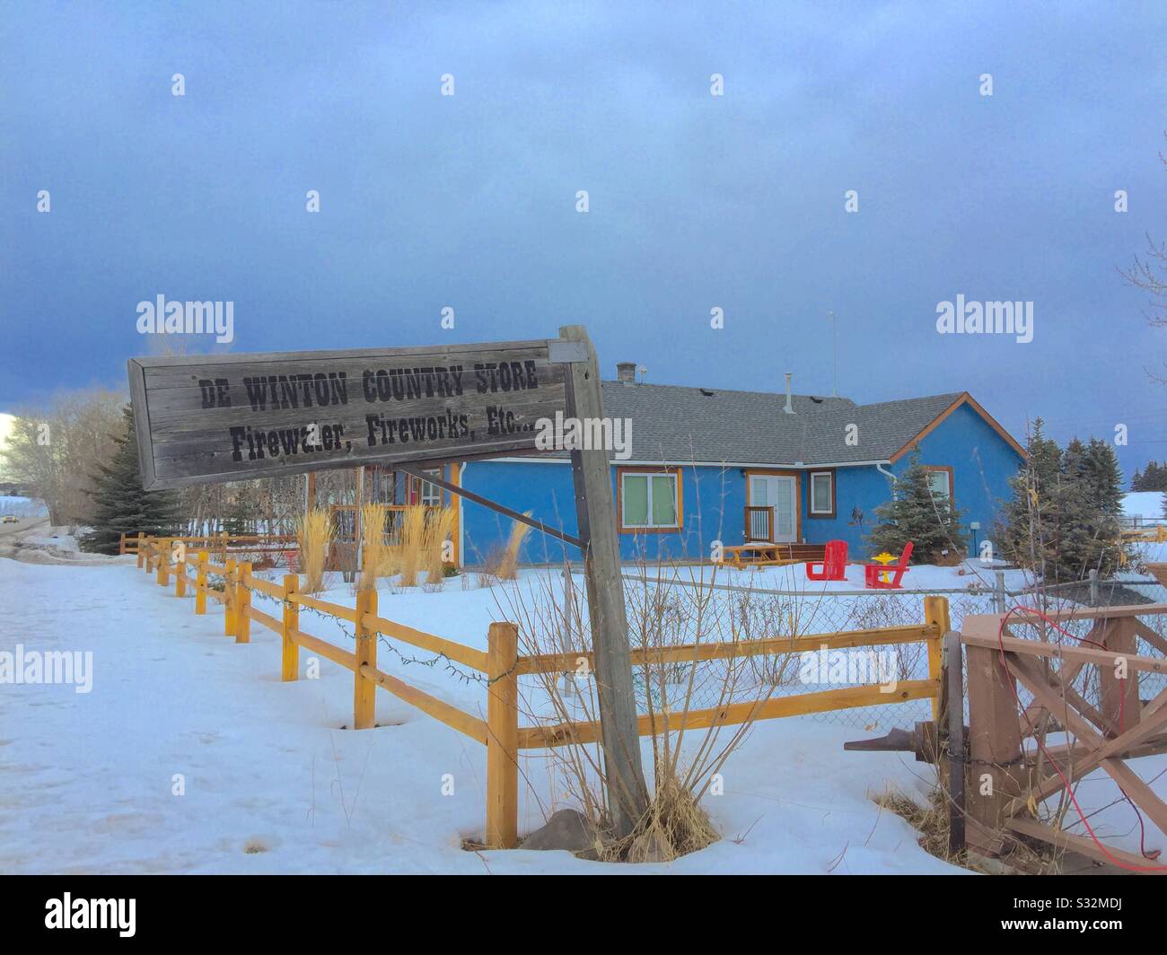 Wooden country store sign hi-res stock photography and images - Alamy
