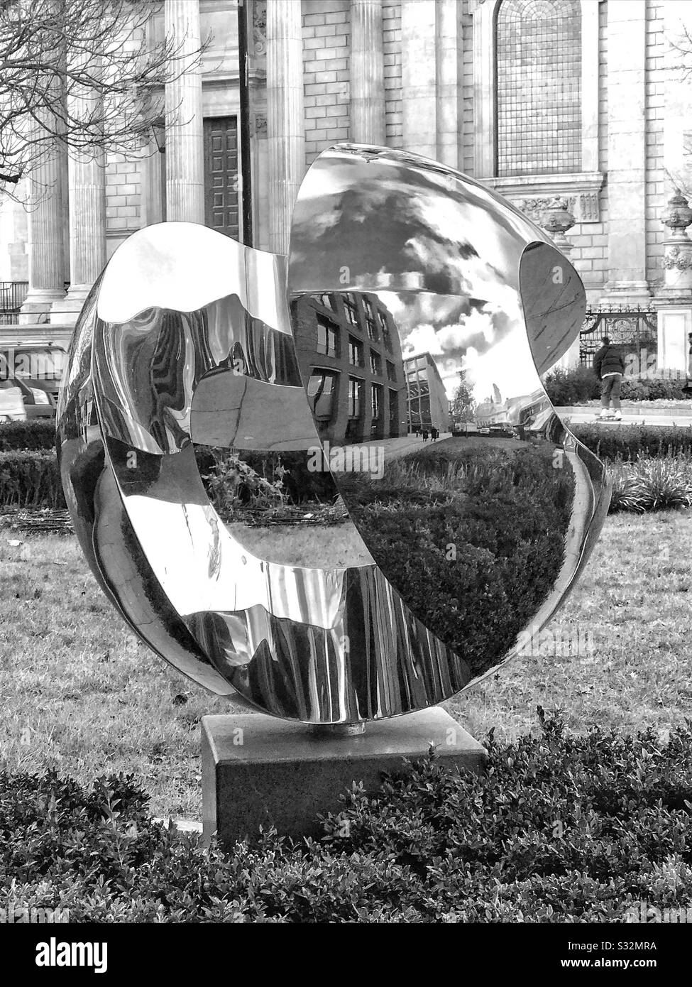 Modern abstract sculpture near St Paul’s Cathedral, London Stock Photo ...