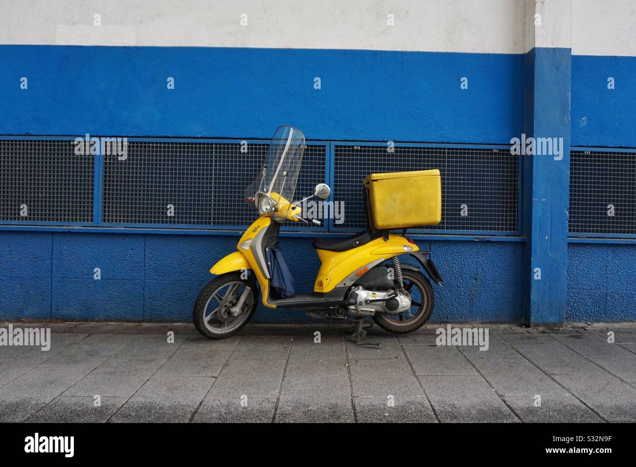 Yellow motorcycle hi-res stock photography and images - Alamy