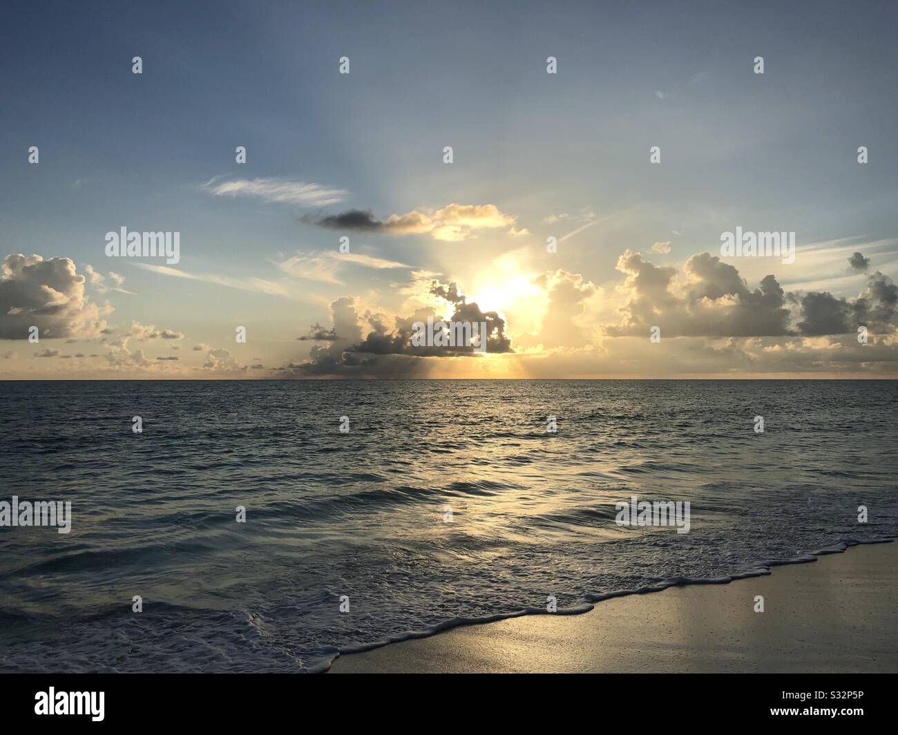 Sunrise over ocean with spectacular cloud formation Stock Photo - Alamy