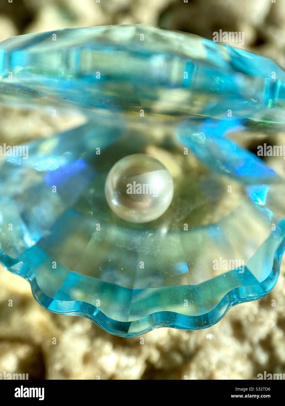 Clamshells hi-res stock photography and images - Alamy