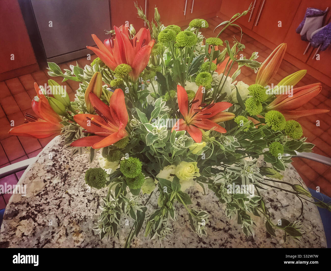 Table flowers kitchen hi-res stock photography and images - Alamy