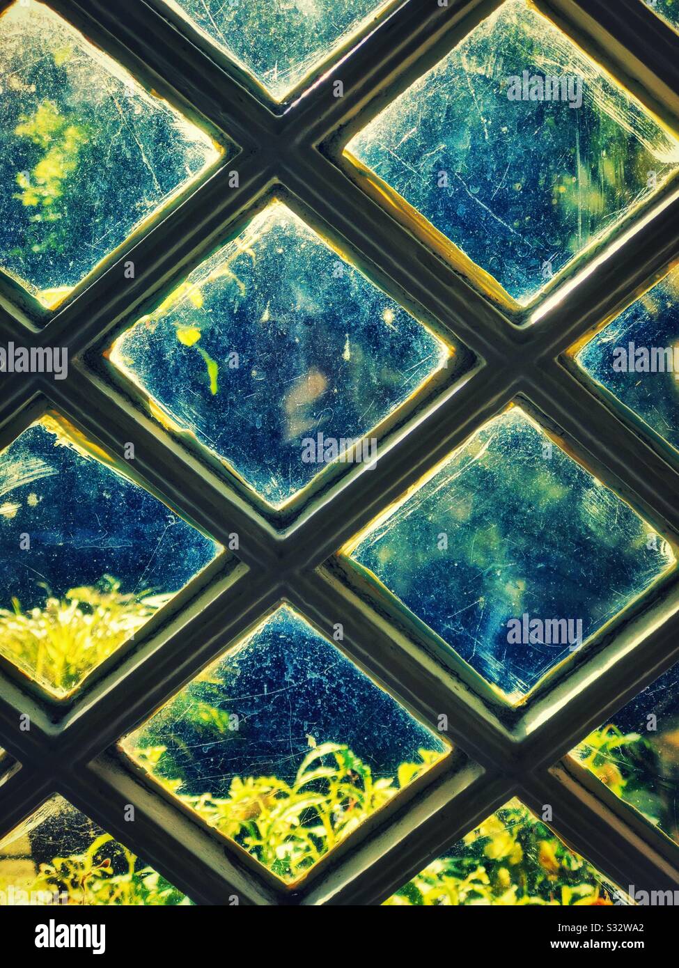 Diamond window panes hi-res stock photography and images - Alamy