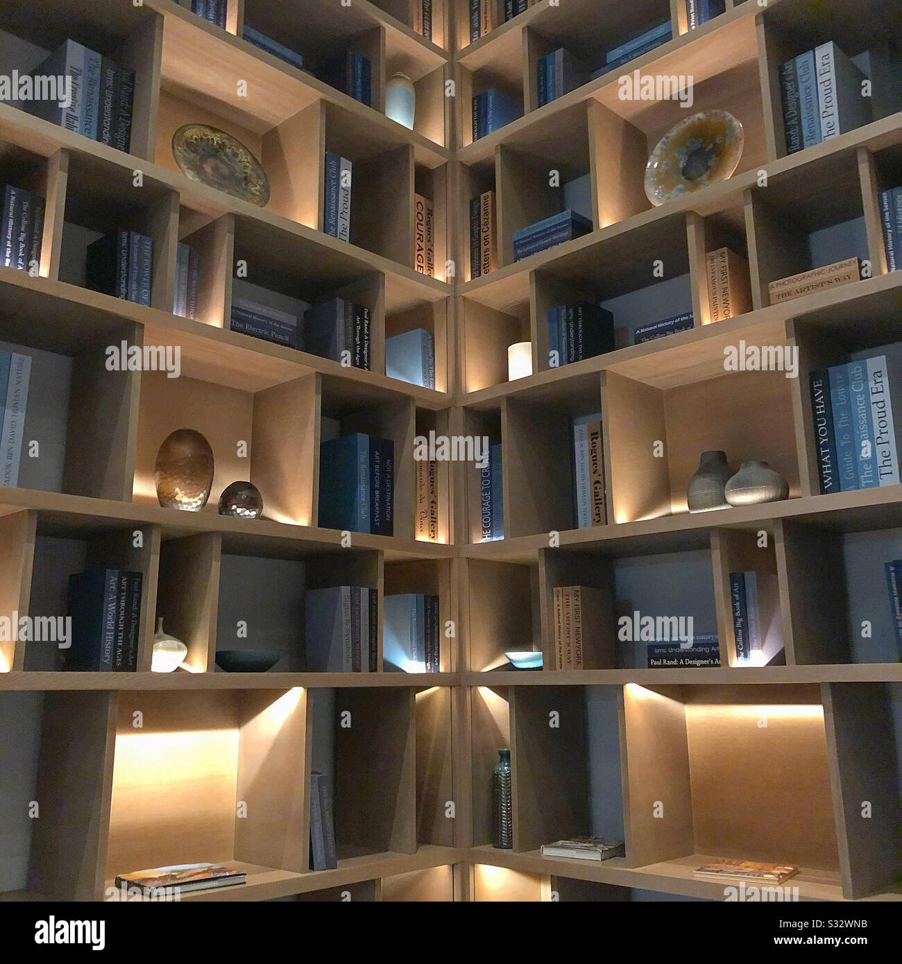 Library shelves books hi-res stock photography and images - Alamy