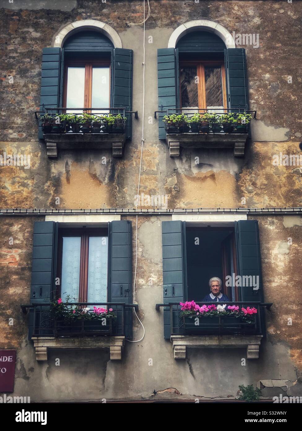 Lady in window hi-res stock photography and images - Alamy