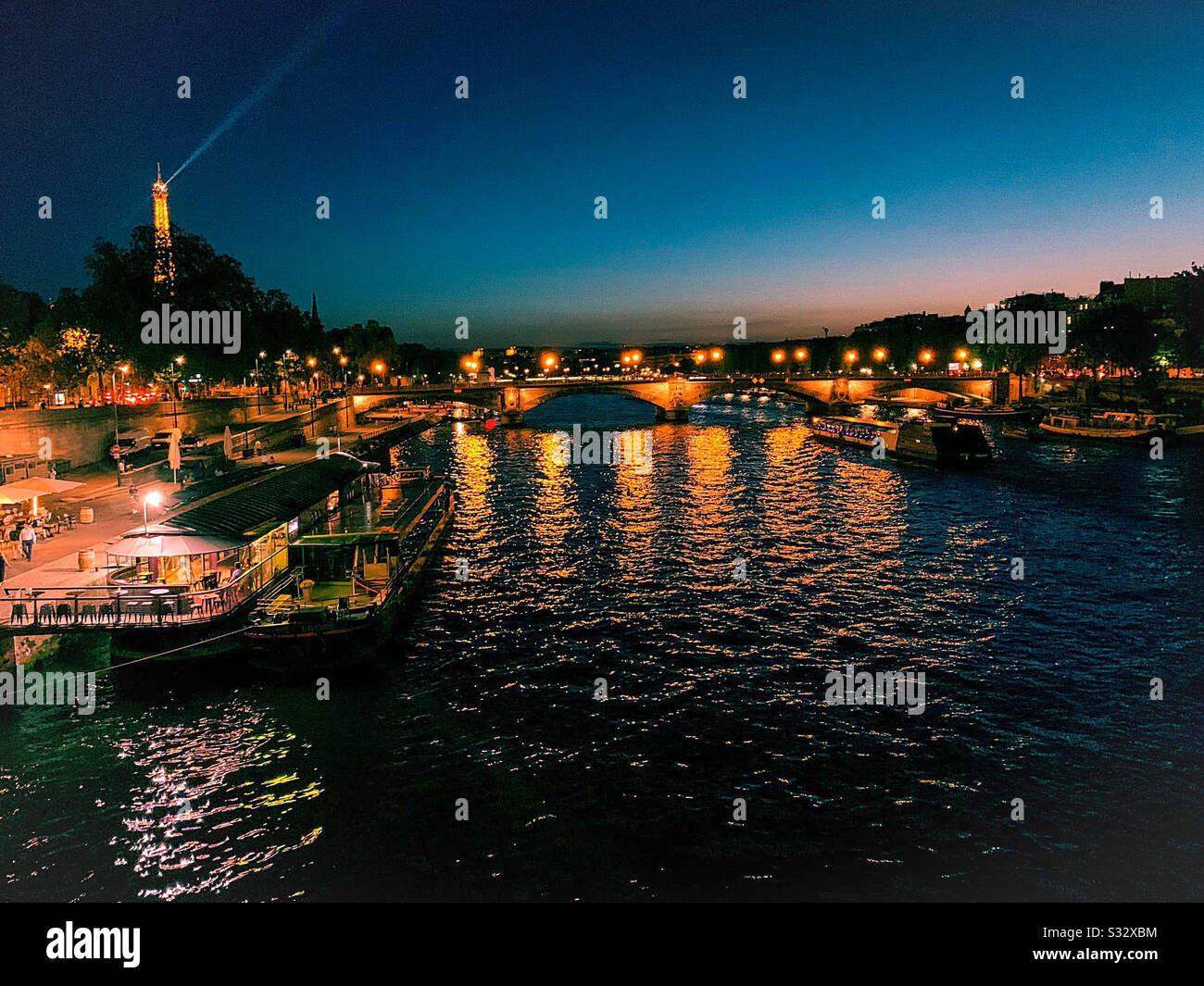 Paris night light hi-res stock photography and images - Alamy