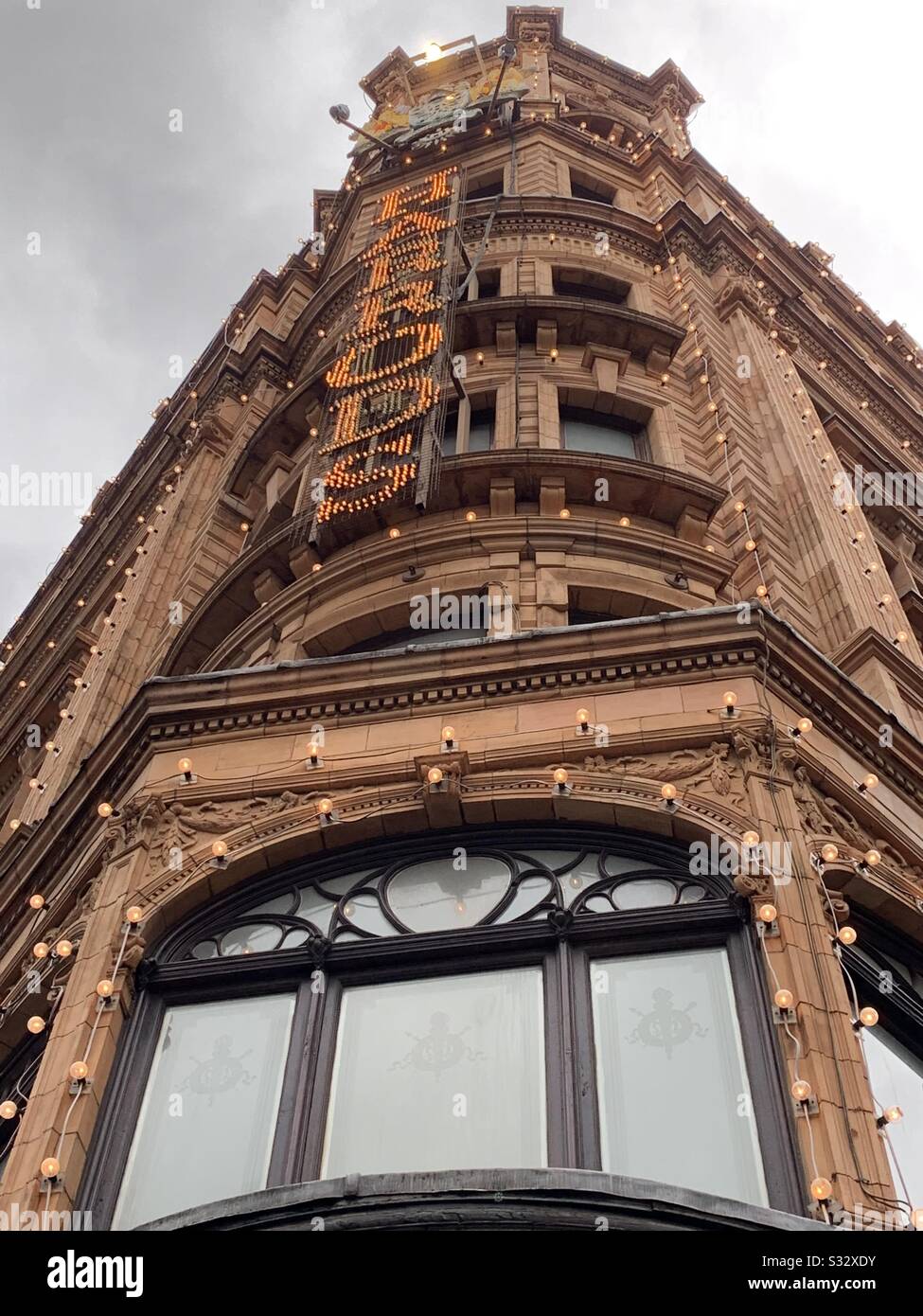 Harrods sign hi-res stock photography and images - Alamy