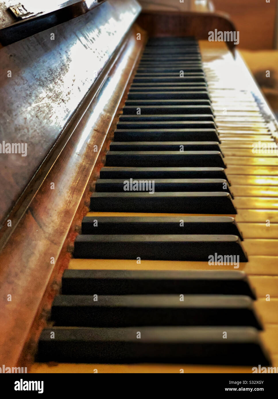 Old piano hi-res stock photography and images - Alamy