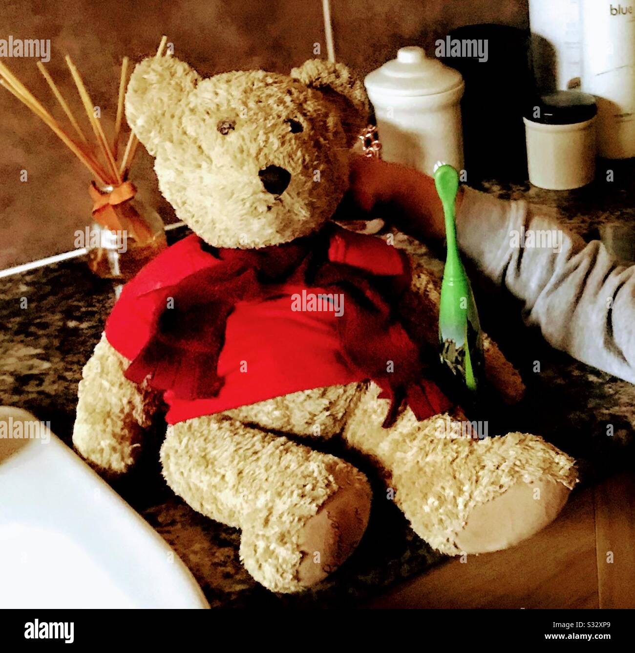 Teddy bear and toothbrush hi-res stock photography and images - Alamy