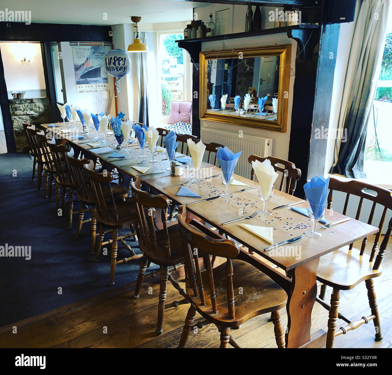 Dinner party table hi-res stock photography and images - Alamy