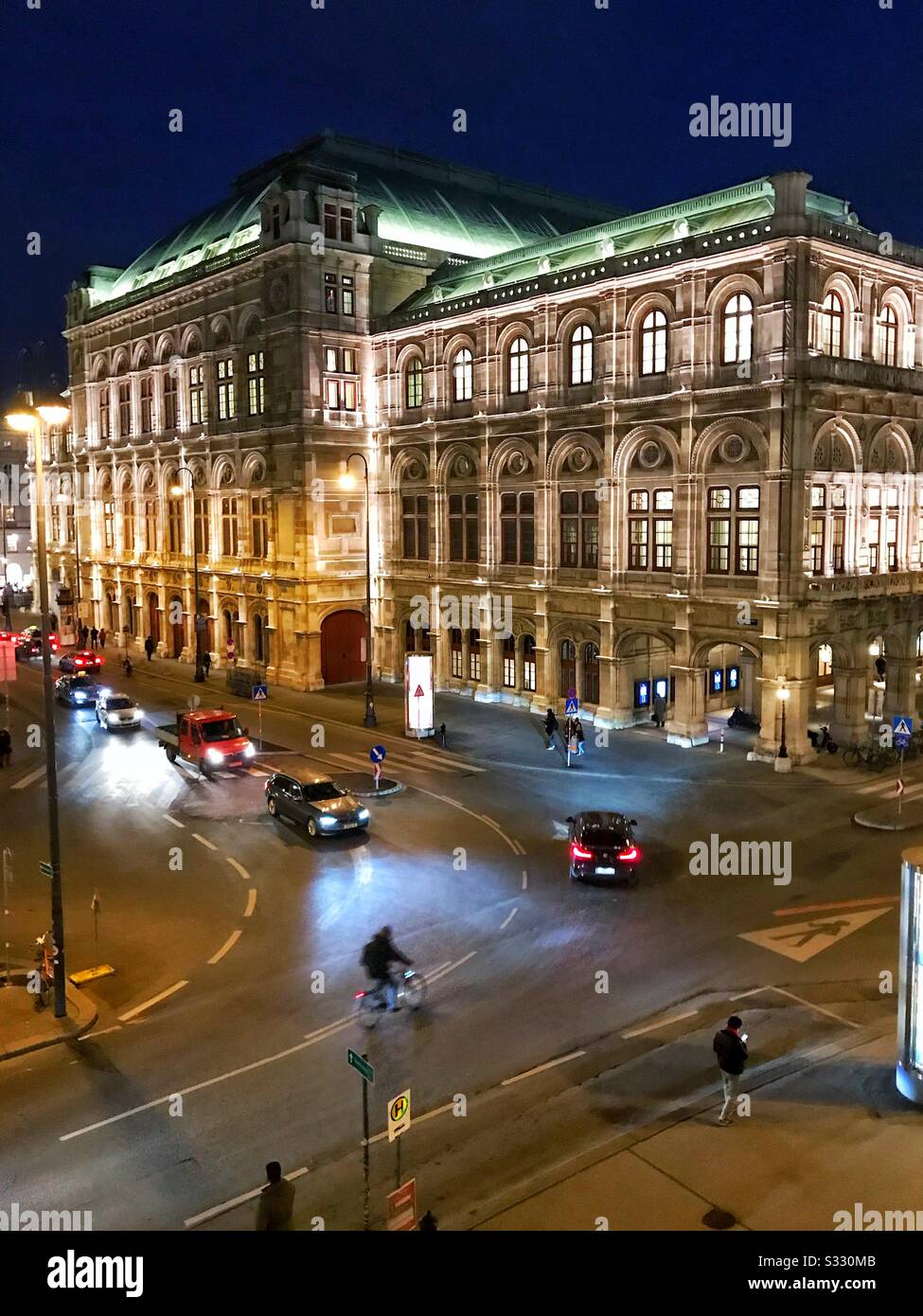 State opera house vienna hi-res stock photography and images - Alamy