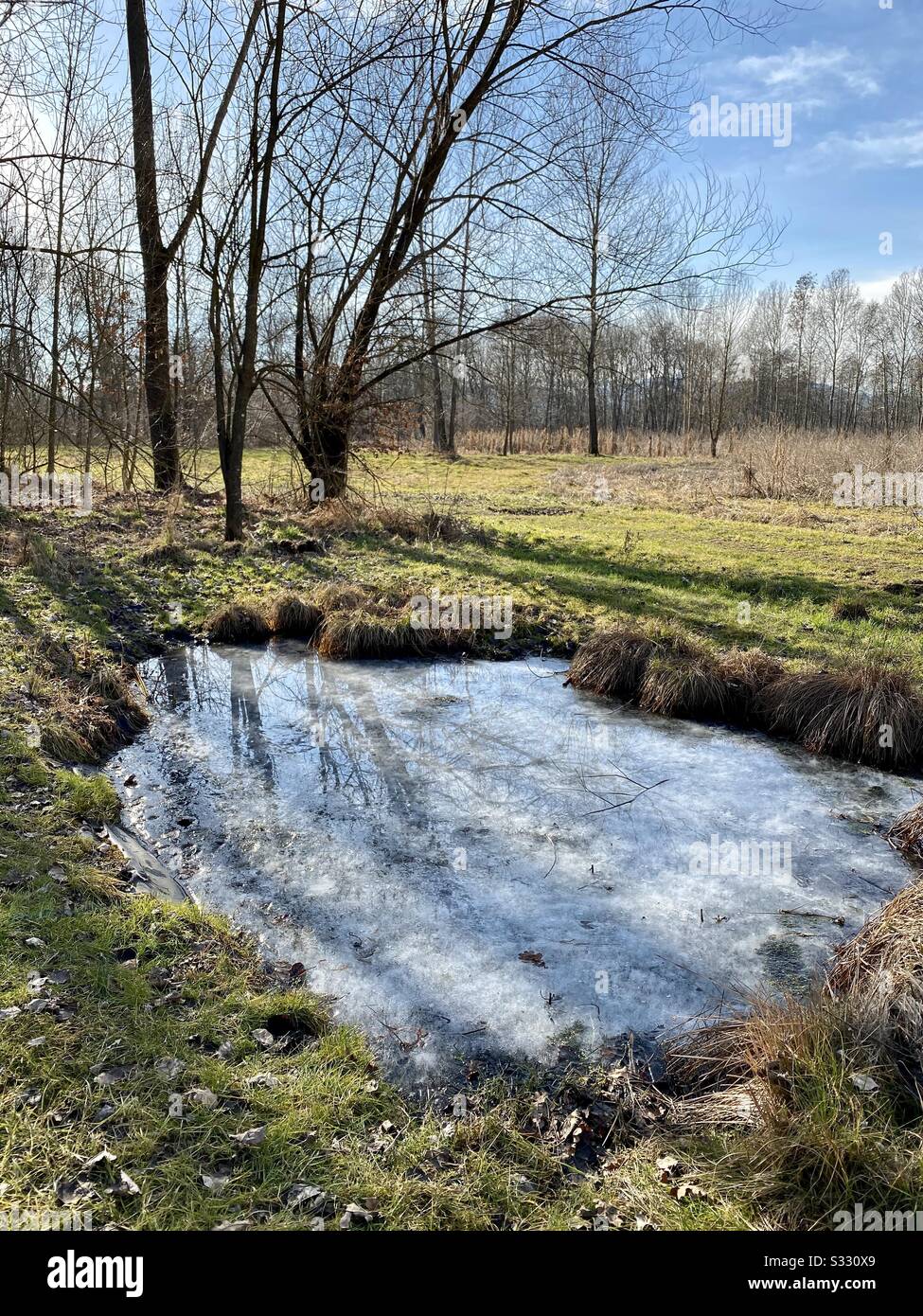 Ice reflecting the sky hi-res stock photography and images - Alamy