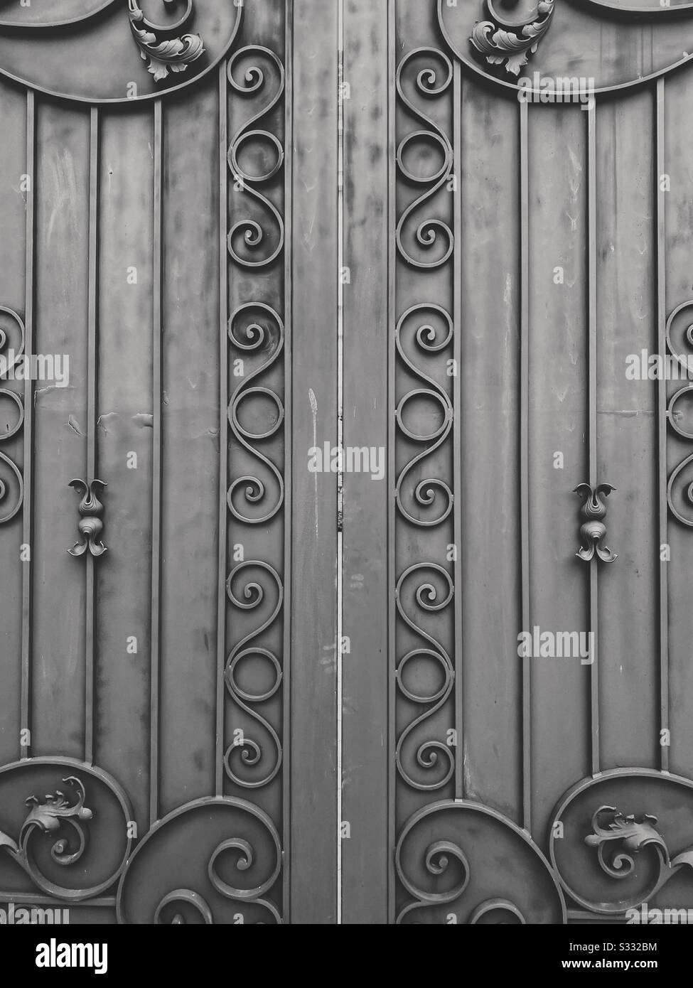 Black metal gate hi-res stock photography and images - Alamy