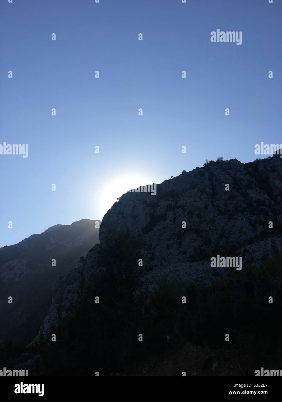 Sun over cliff hi-res stock photography and images - Alamy