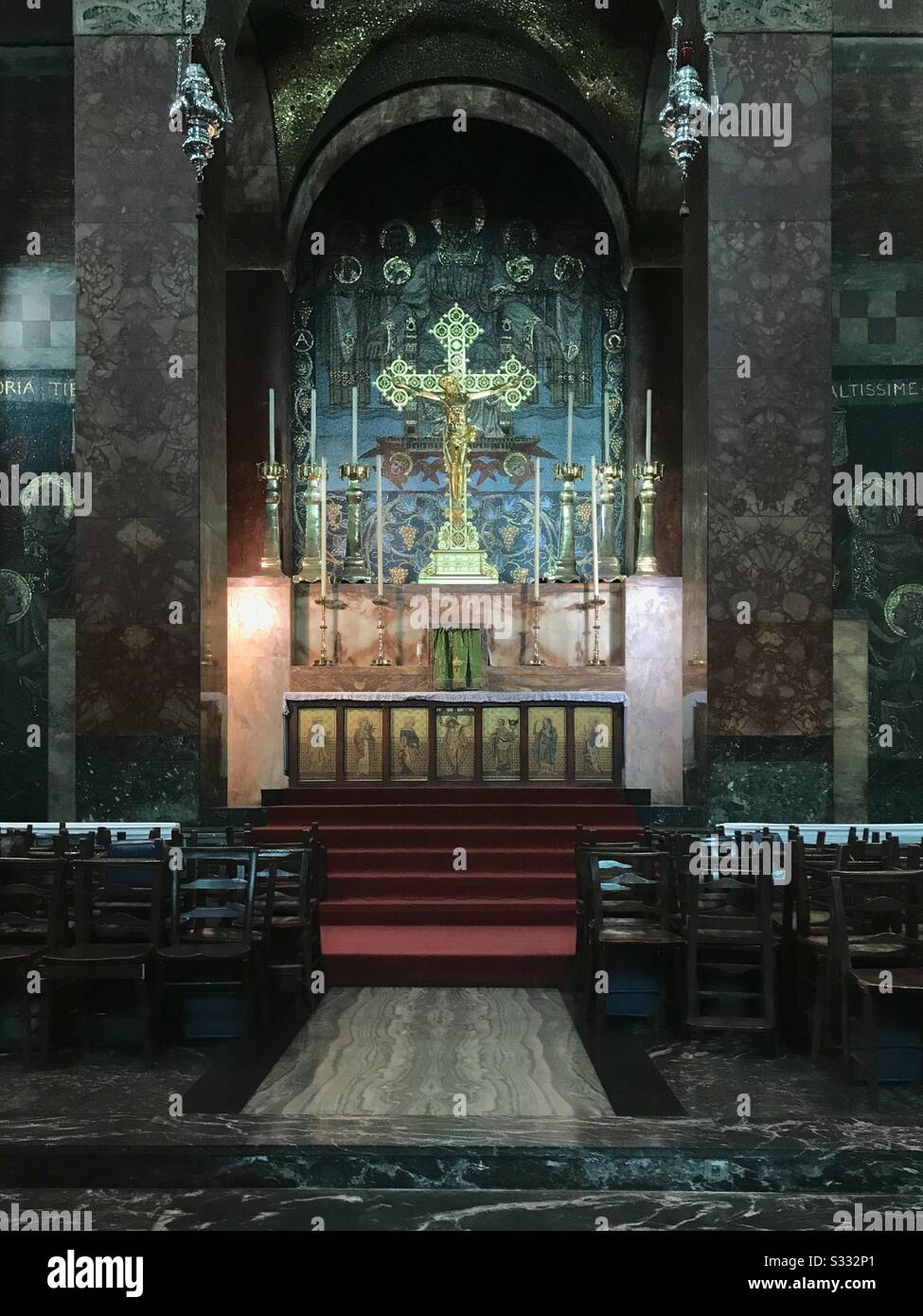 High Altar, St Bartholomew’s Church, Brighton Stock Photo - Alamy