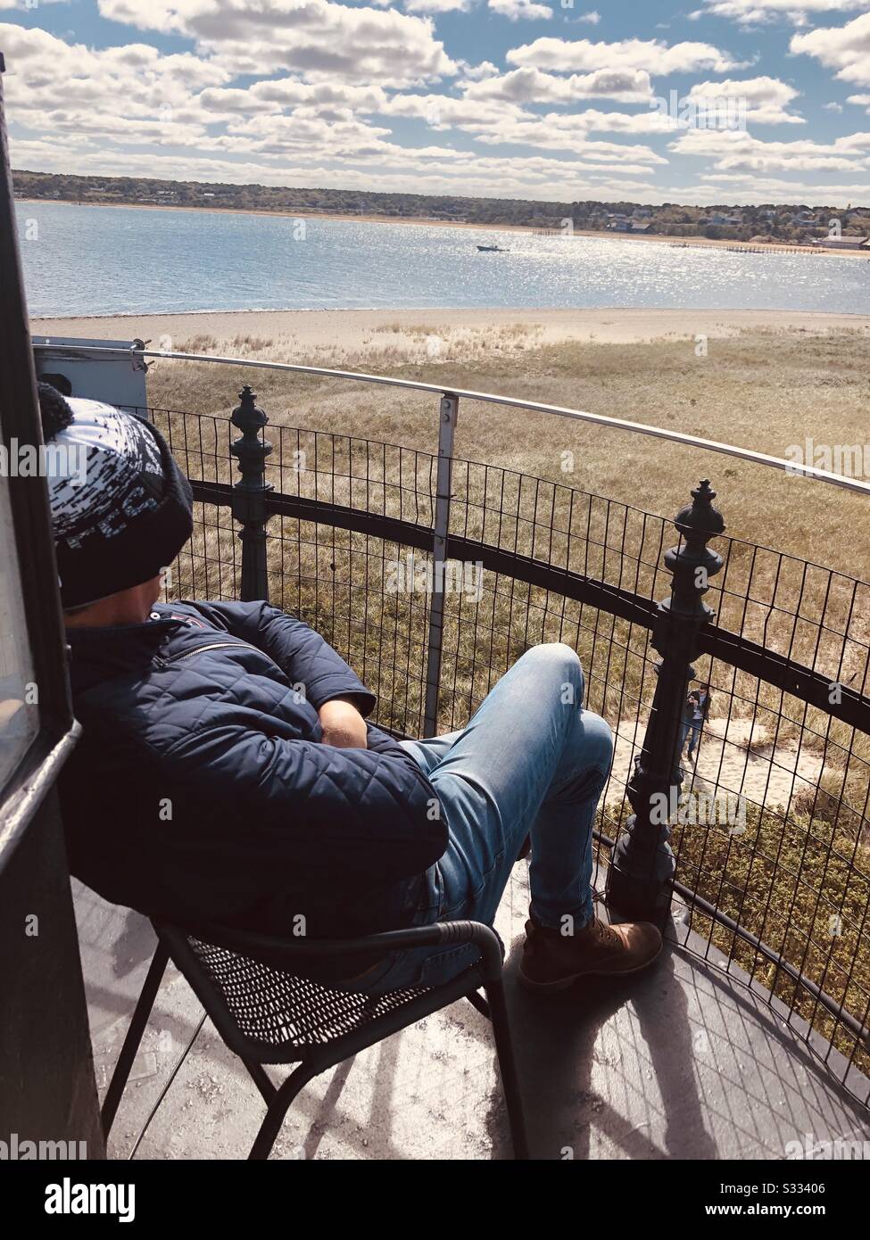 Man looking out to sea hi-res stock photography and images - Alamy