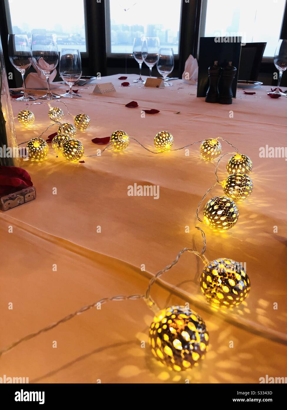 Dinner lights hi-res stock photography and images - Alamy