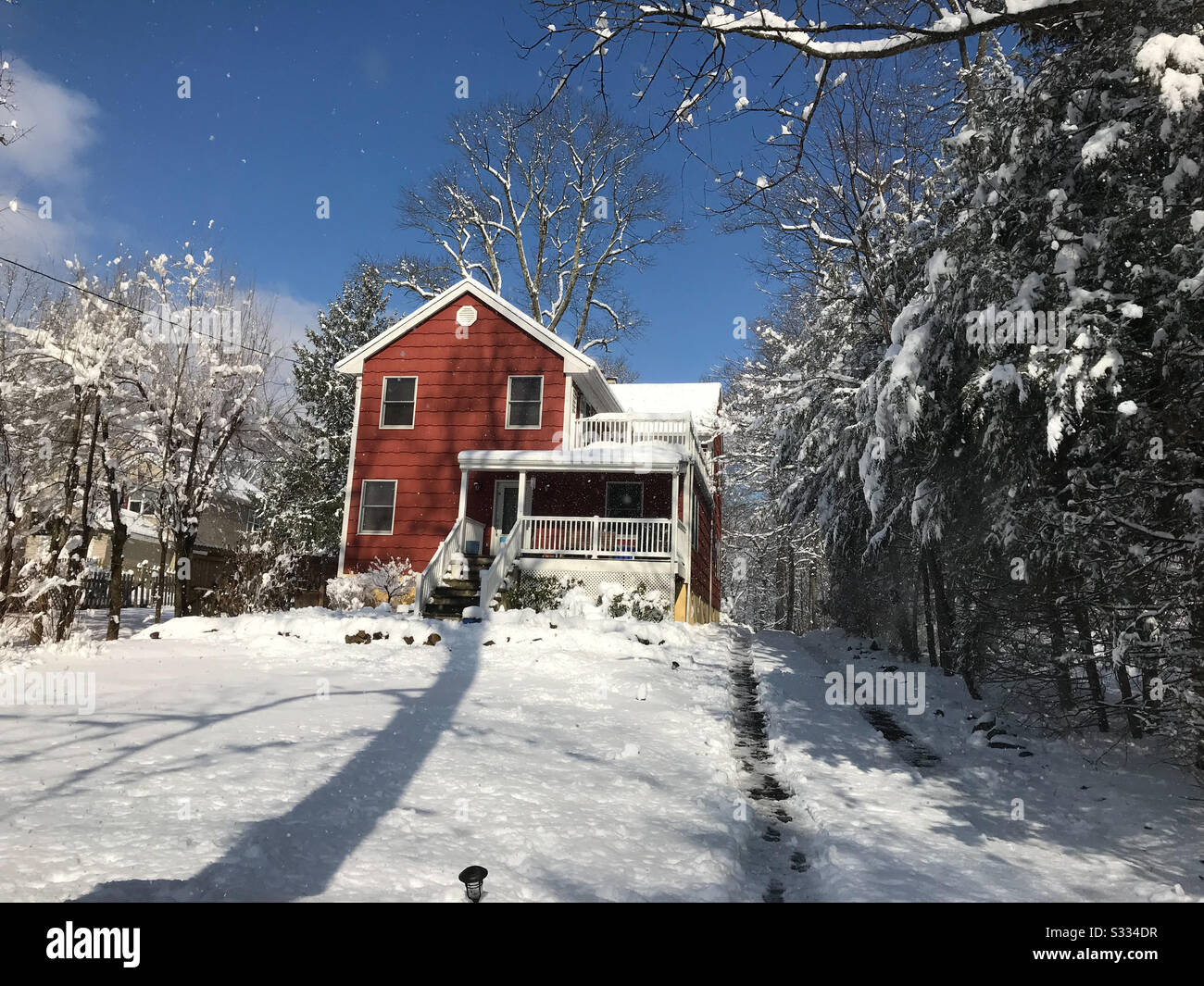 House in winter suburban hi-res stock photography and images - Alamy