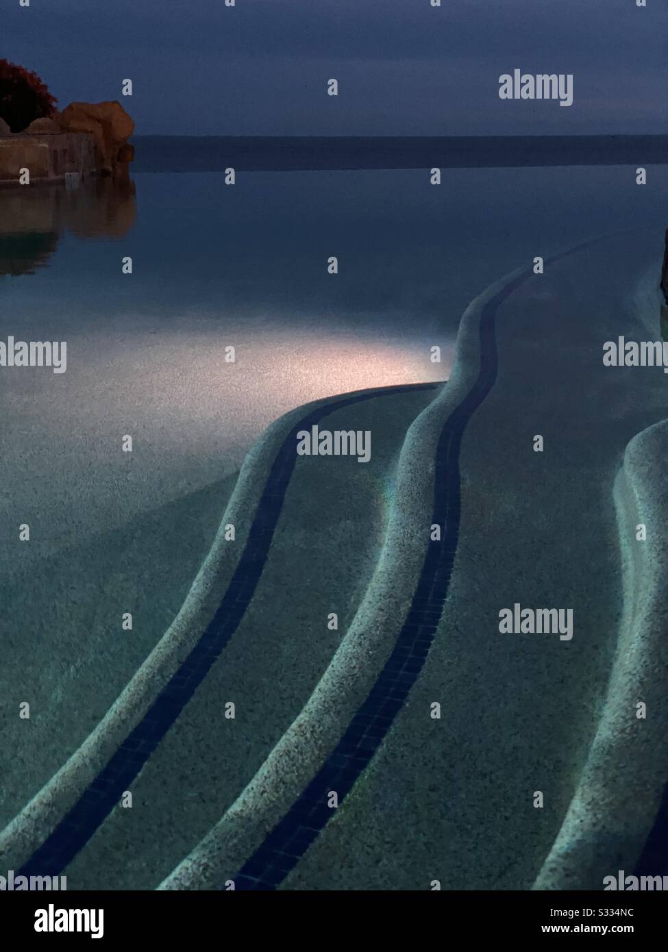 Infinity pools hi-res stock photography and images - Alamy