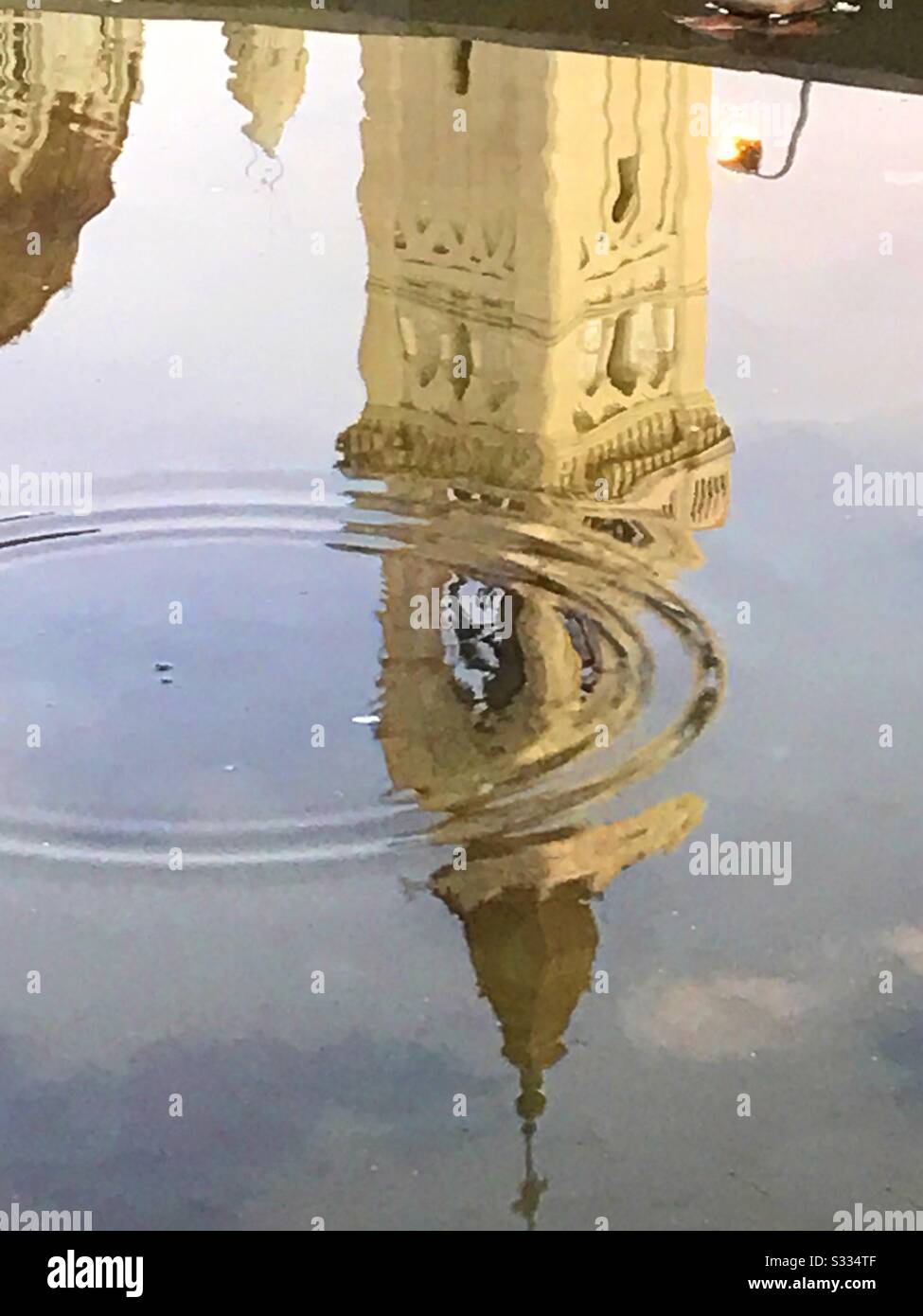 Fuente reflejada hi-res stock photography and images - Alamy
