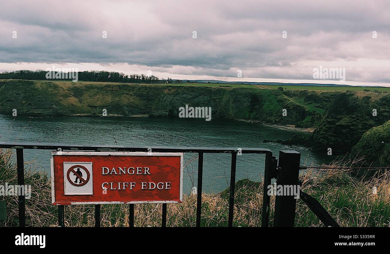 Danger do not go near cliff edge hi-res stock photography and images ...