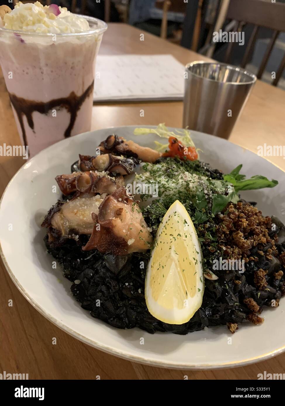 Black octopus hi-res stock photography and images - Alamy