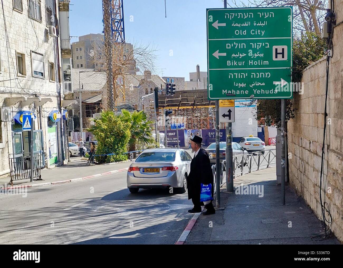 An orthodox Jewish man in Jerusalem Stock Photo - Alamy