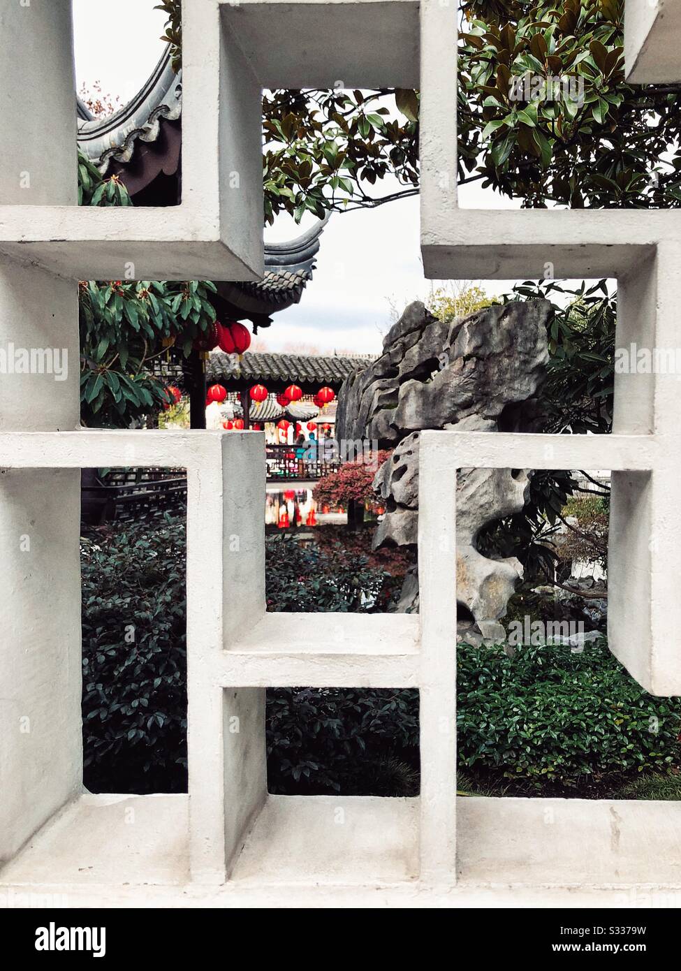 Chinese garden window hi-res stock photography and images - Alamy