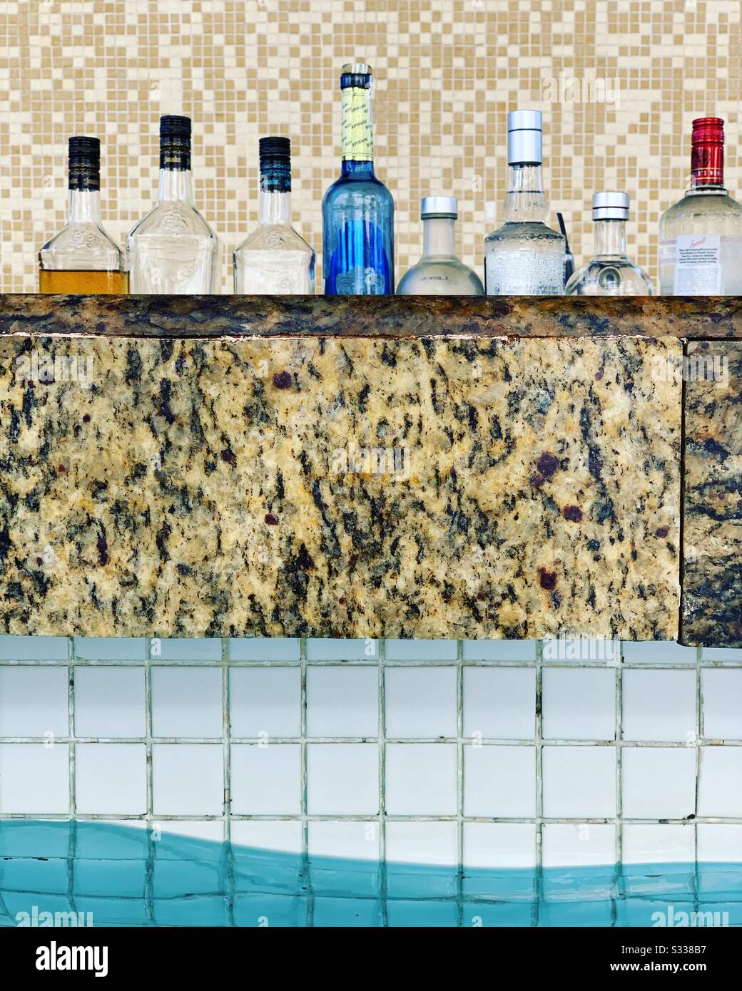 Swim up bar hi-res stock photography and images - Alamy