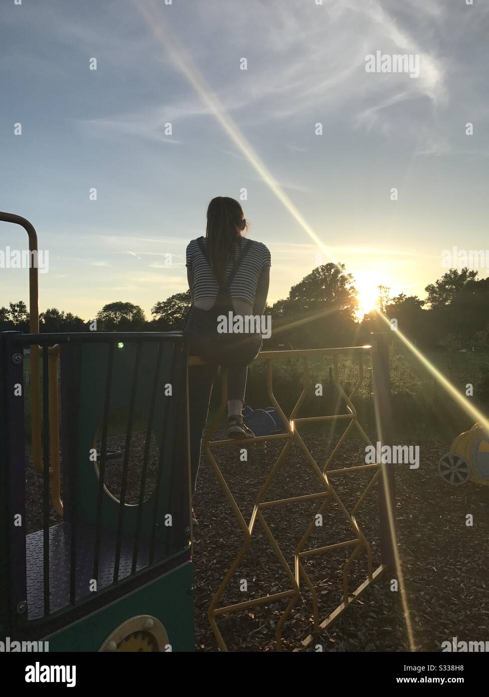 Girl looking at the sunset hi-res stock photography and images - Alamy