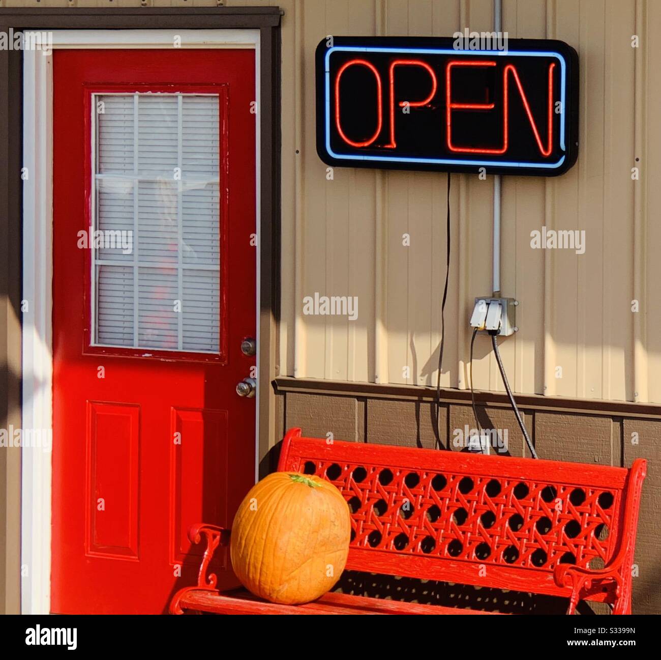 Signage neon hi-res stock photography and images - Alamy