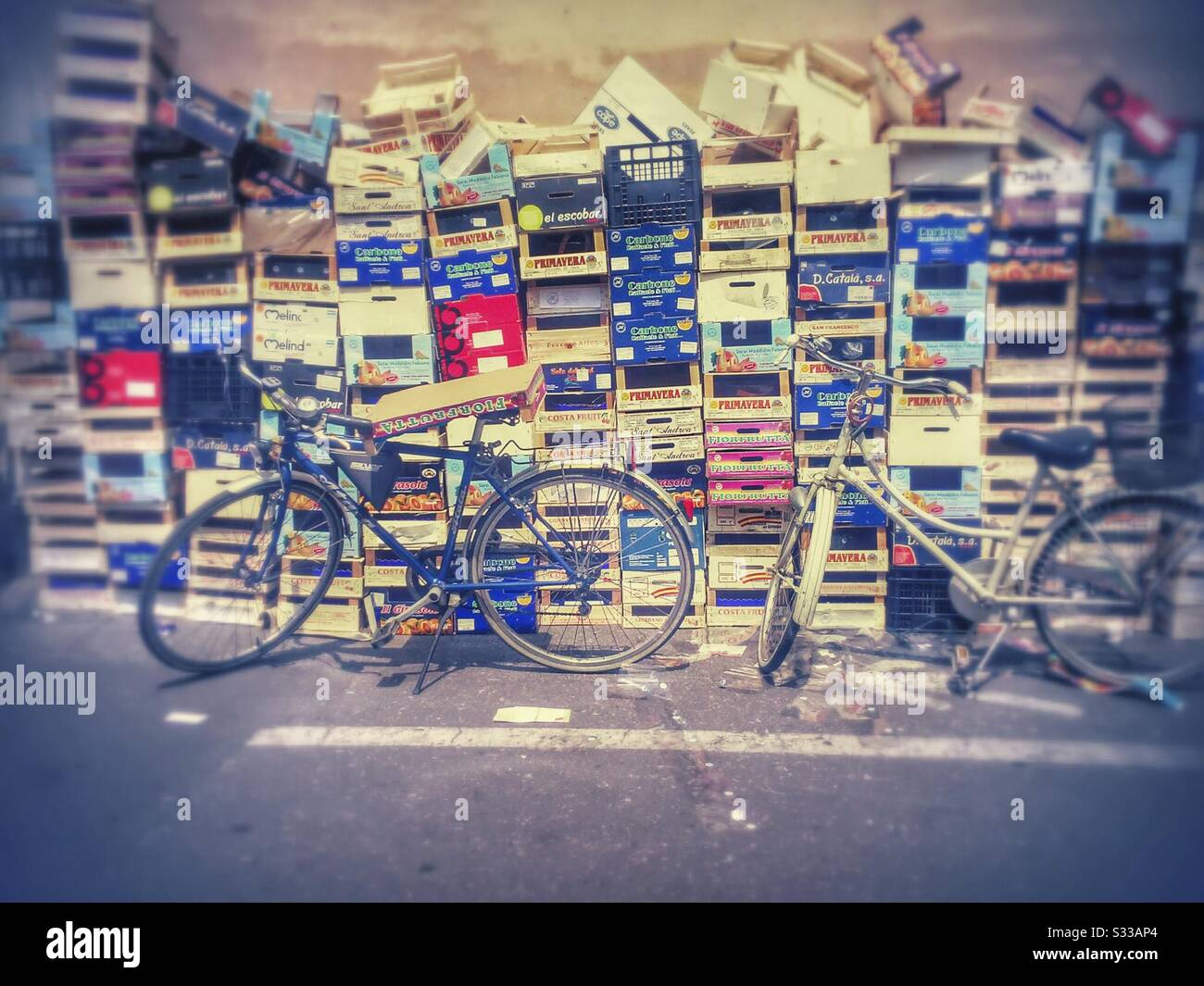 Empty crates hi-res stock photography and images - Alamy