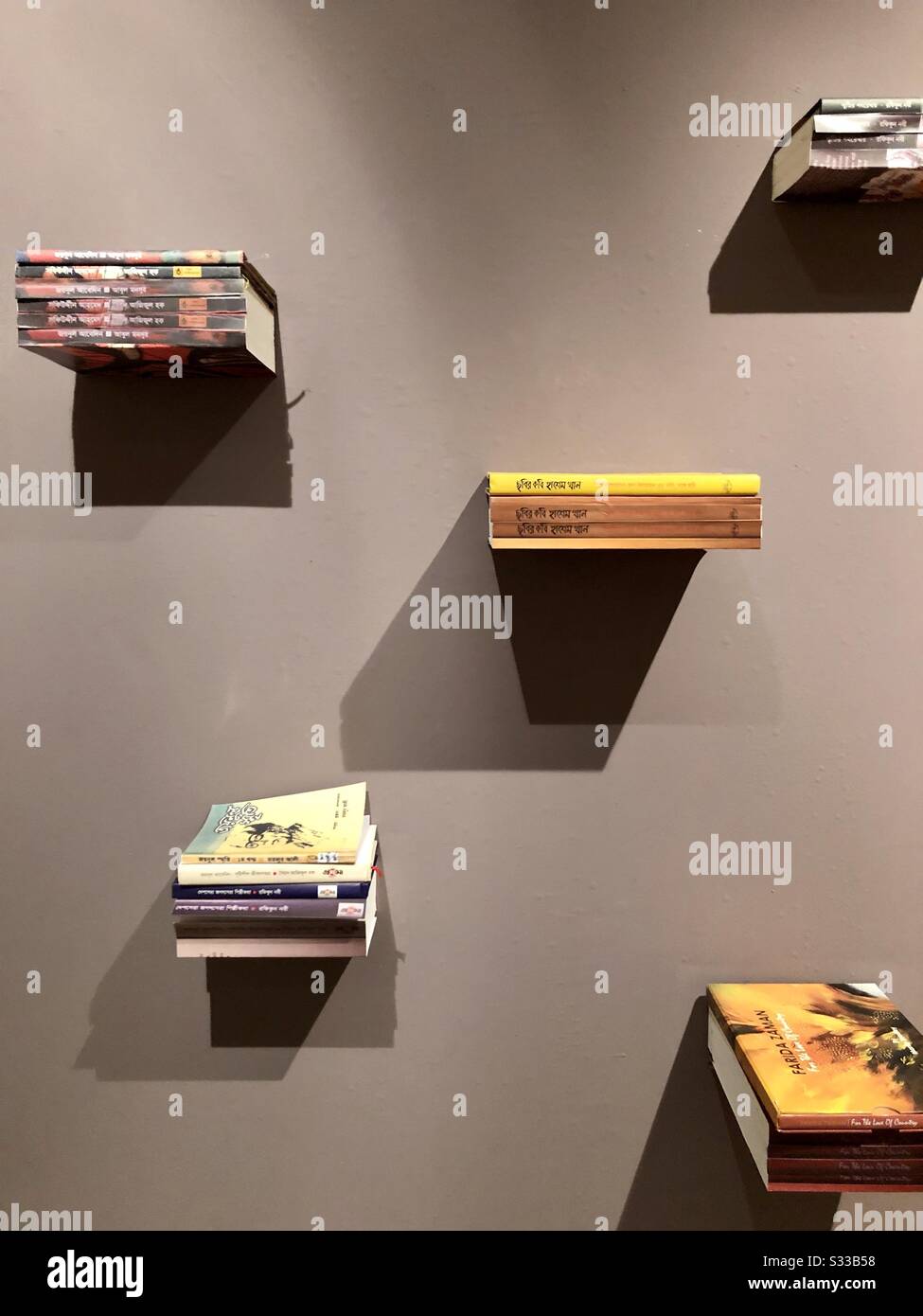 Hanging books hi-res stock photography and images - Alamy