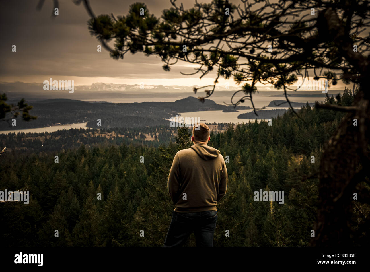 Mountains forest overlooking water hi-res stock photography and images ...