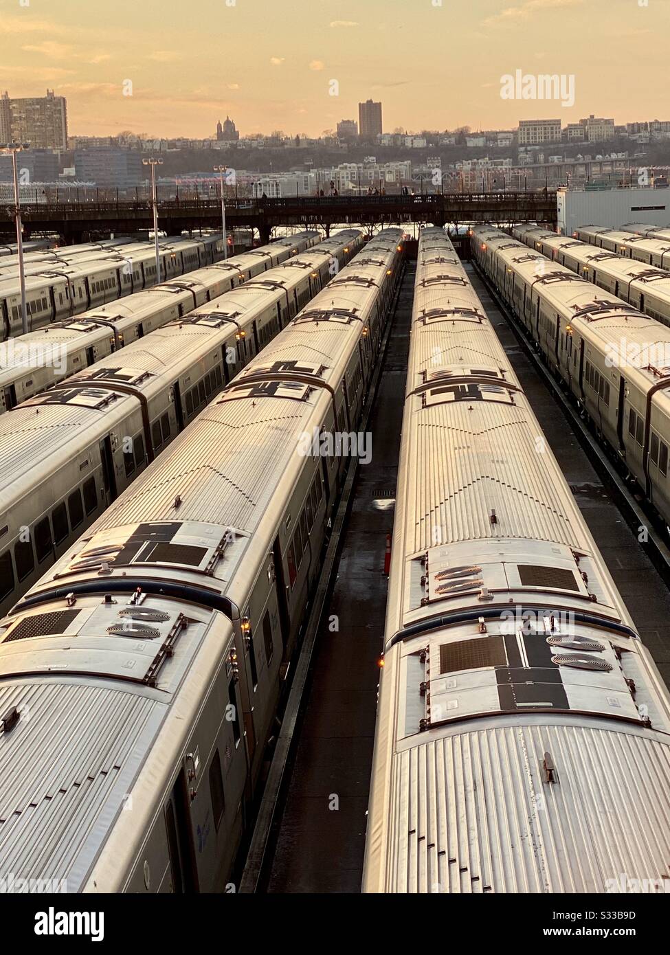 Manhattan trains hi-res stock photography and images - Alamy