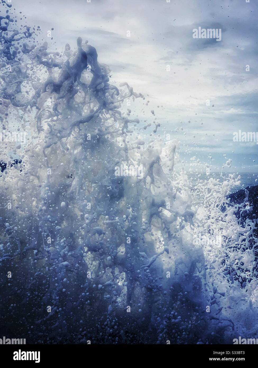 Splashing waves hi-res stock photography and images - Alamy