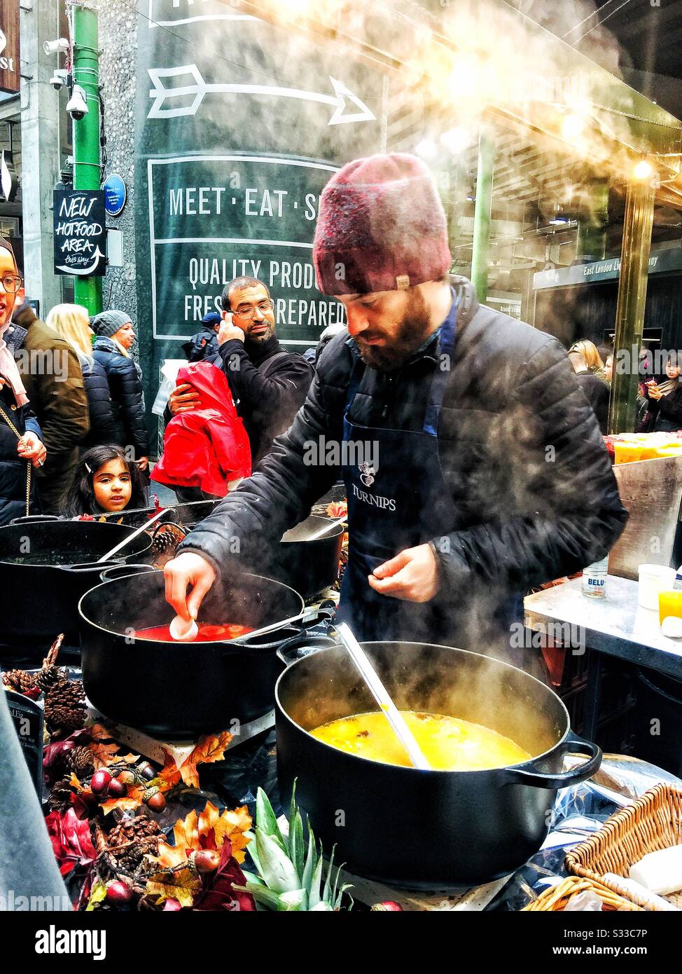 Stall holder cooking at Borough Market Stock Photo - Alamy
