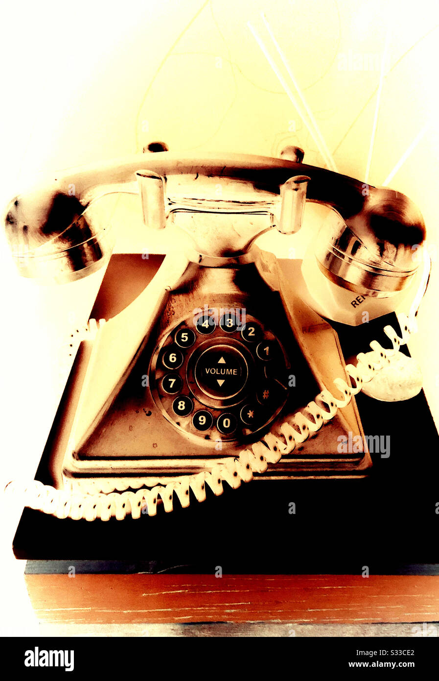 Retro telephone gold hi-res stock photography and images - Alamy