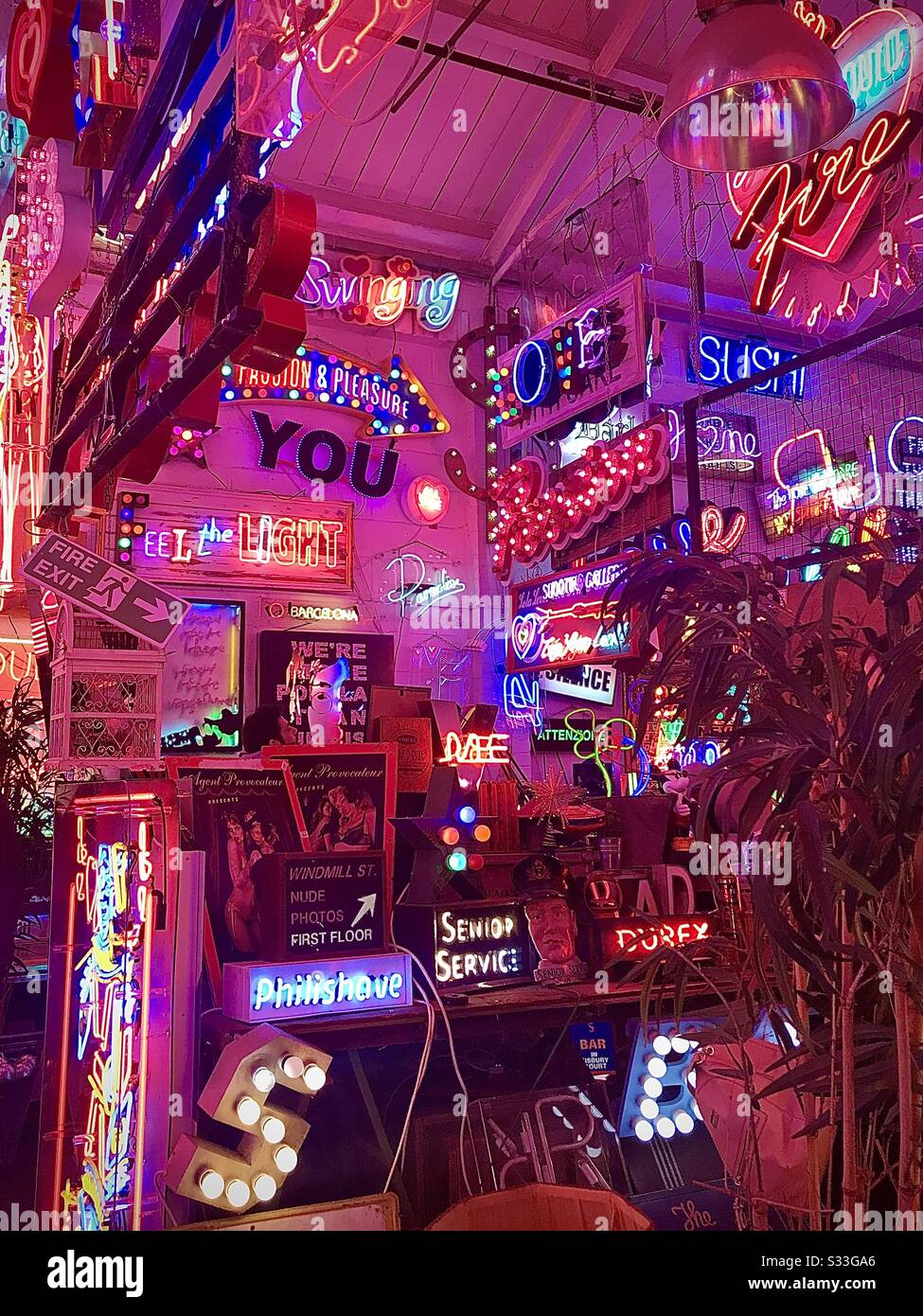 Retro Neon Signs High Resolution Stock Photography and Images - Alamy