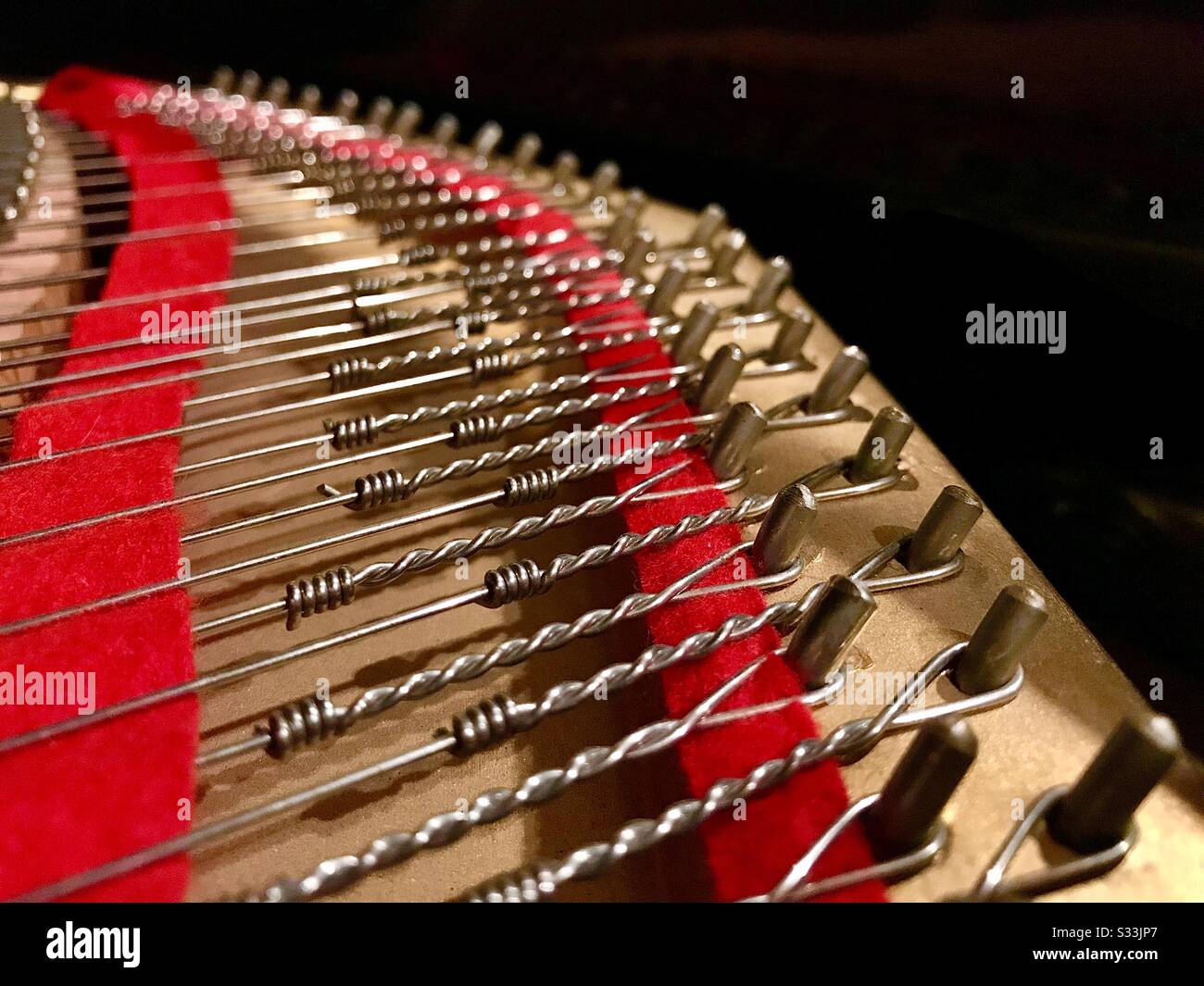 Baby grand piano hi-res stock photography and images - Alamy