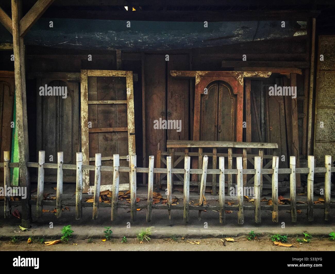 Wooden door factory in Candidasa, Bali, Indonesia Stock Photo - Alamy