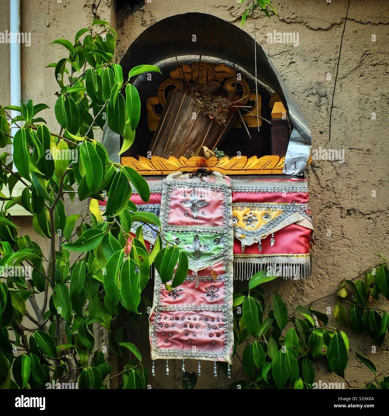 Offerings leaves hi-res stock photography and images - Alamy