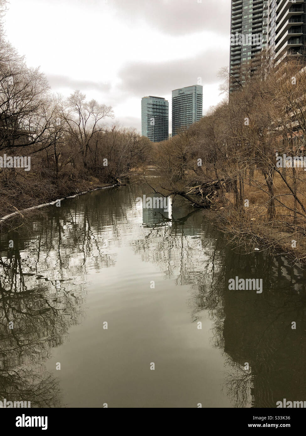 River running through city hi-res stock photography and images - Alamy