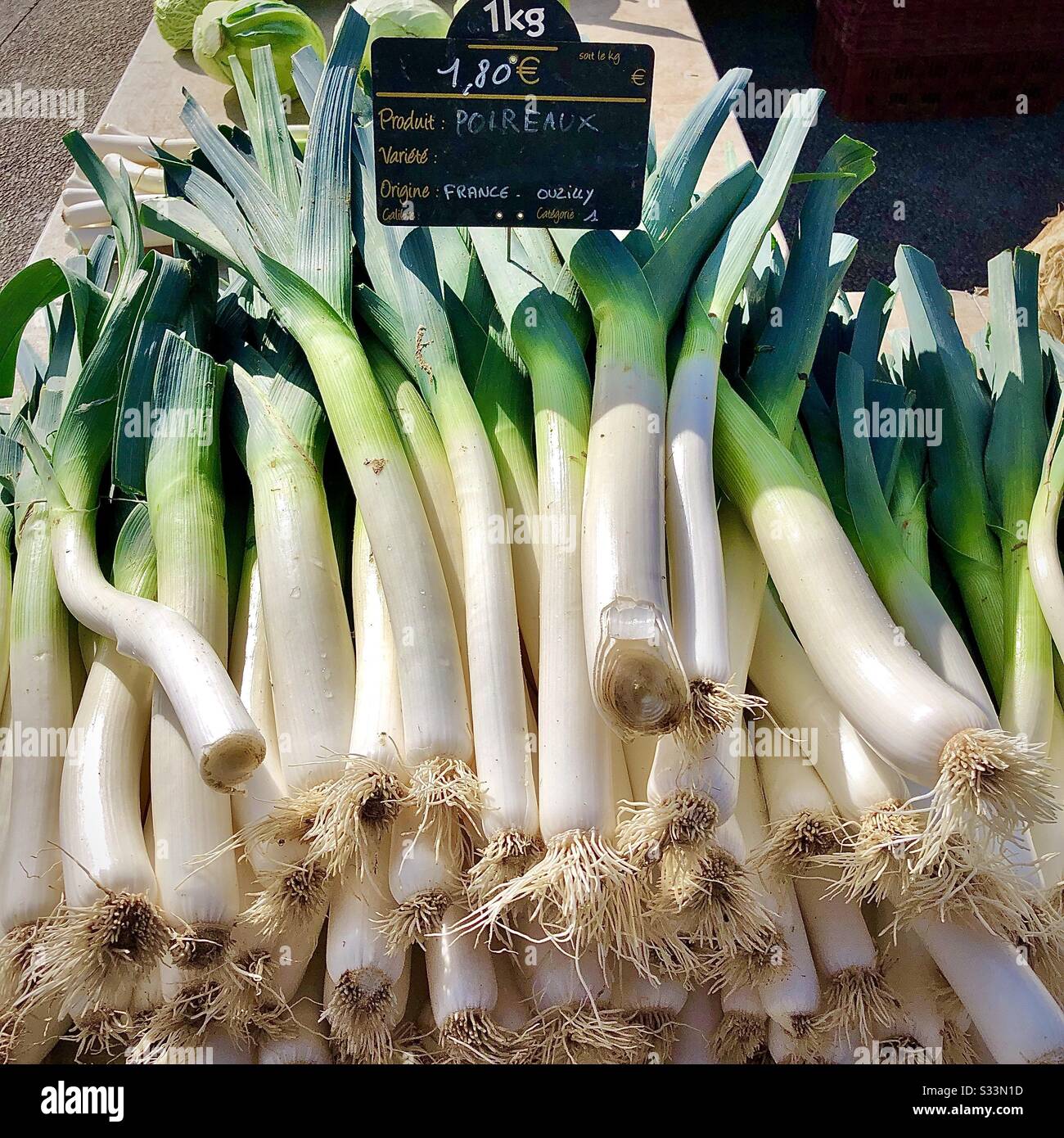 Fresh leeks for sale on a French market stall Stock Photo - Alamy