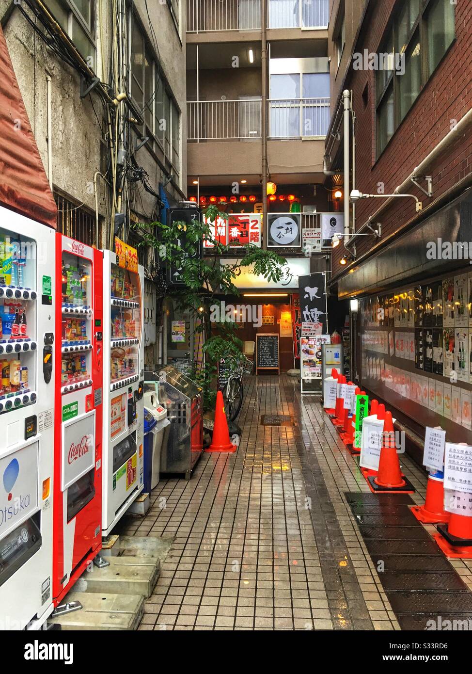 Japan alley hi-res stock photography and images - Alamy