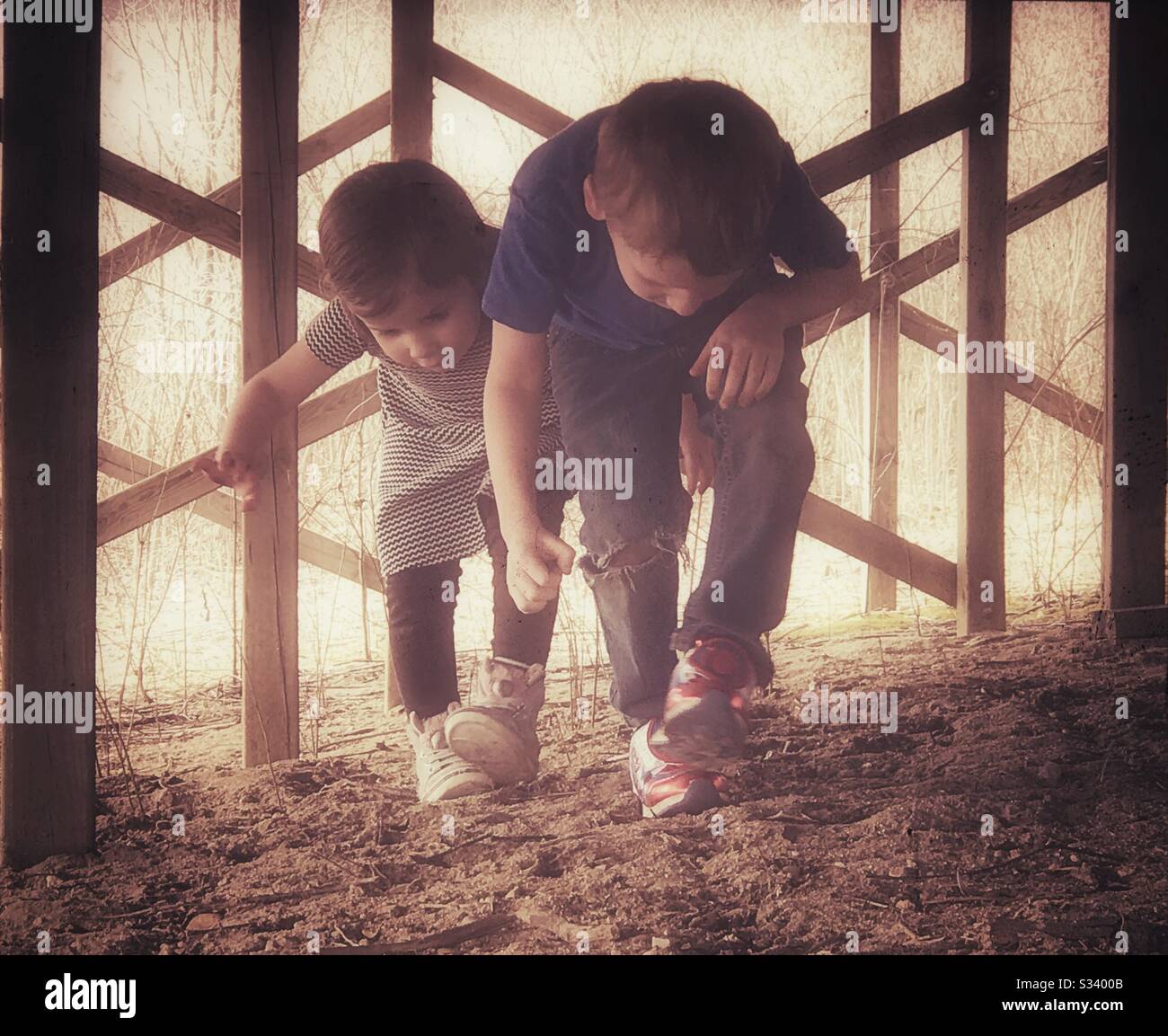 Children hiding outside hi-res stock photography and images - Alamy