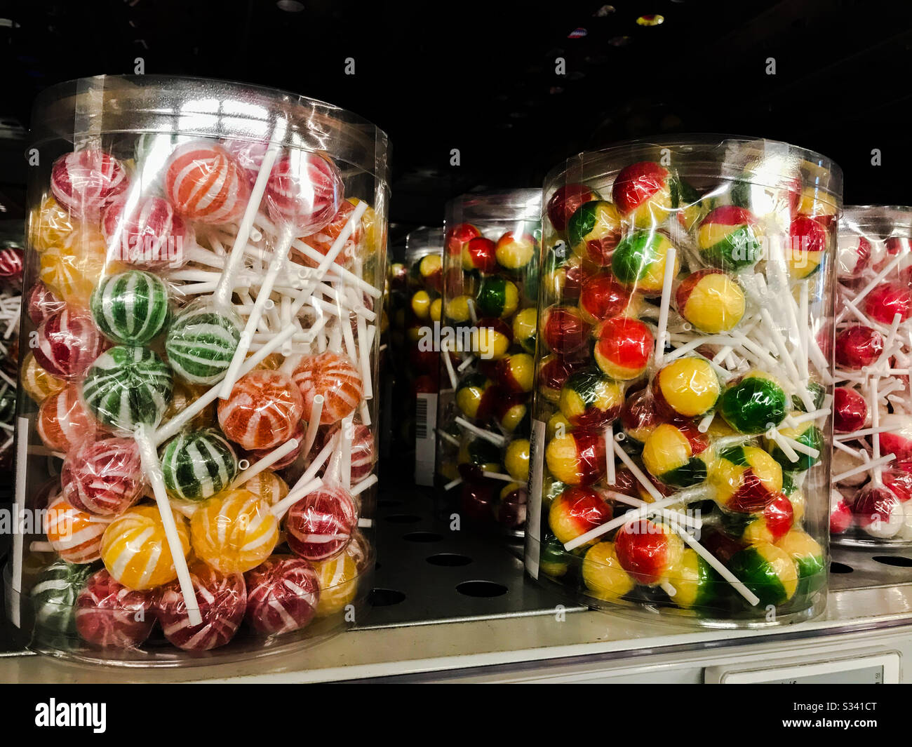 Round colorful candy lollipops in a shop Stock Photo - Alamy