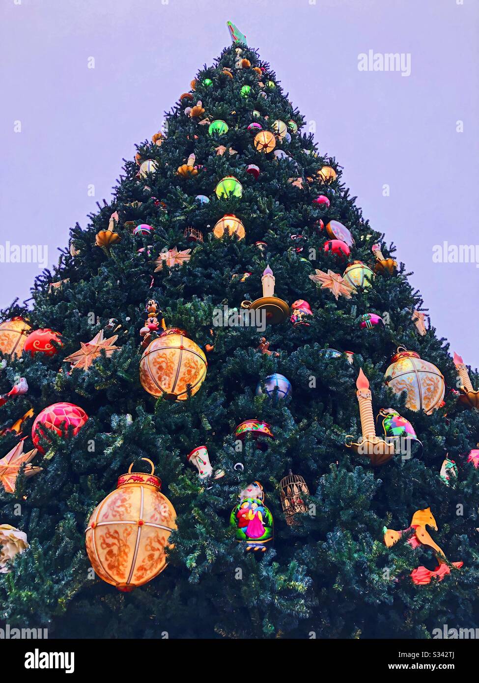 Large tree decorations hi-res stock photography and images - Alamy
